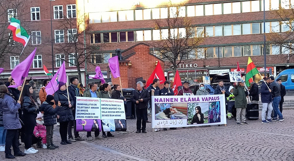 Pari sanaa Iranista - Tiina Sandberg